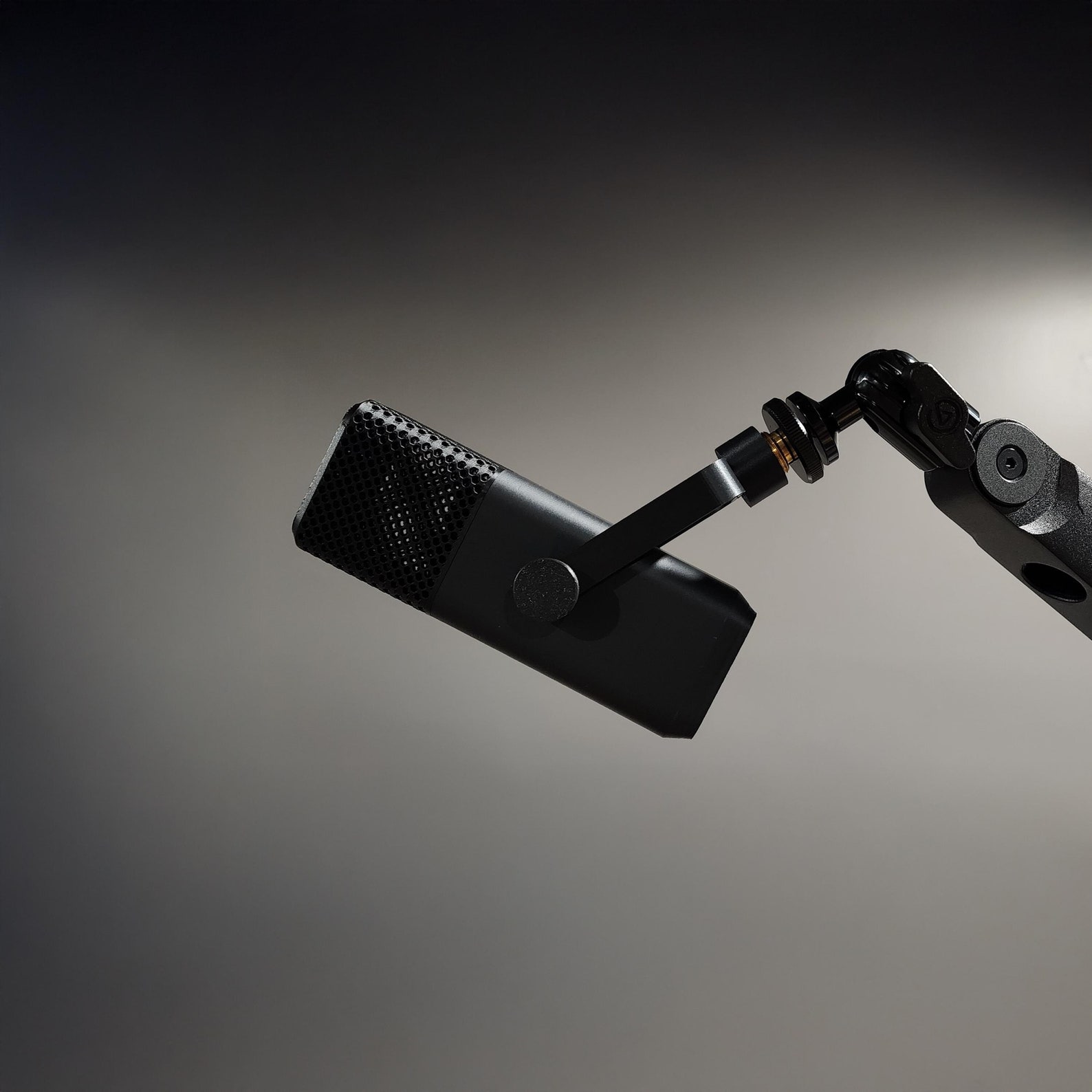 Micsuit Wireless Microphone Enclosure: Podcast Streamer Mount for DJI ...