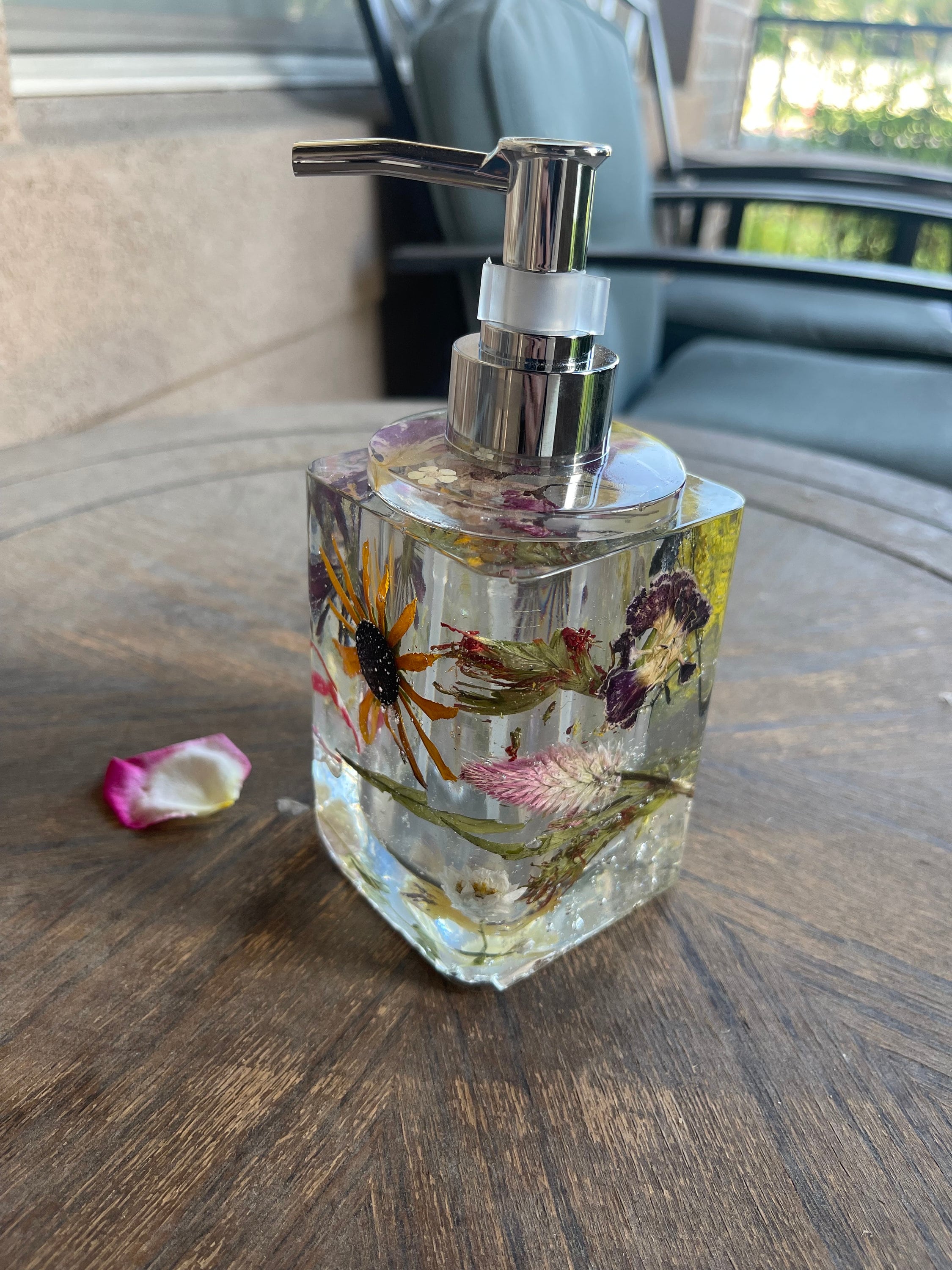 Resin Soap Dispenser, Resin Pressed Flower Soap Dispenser, Soap ...