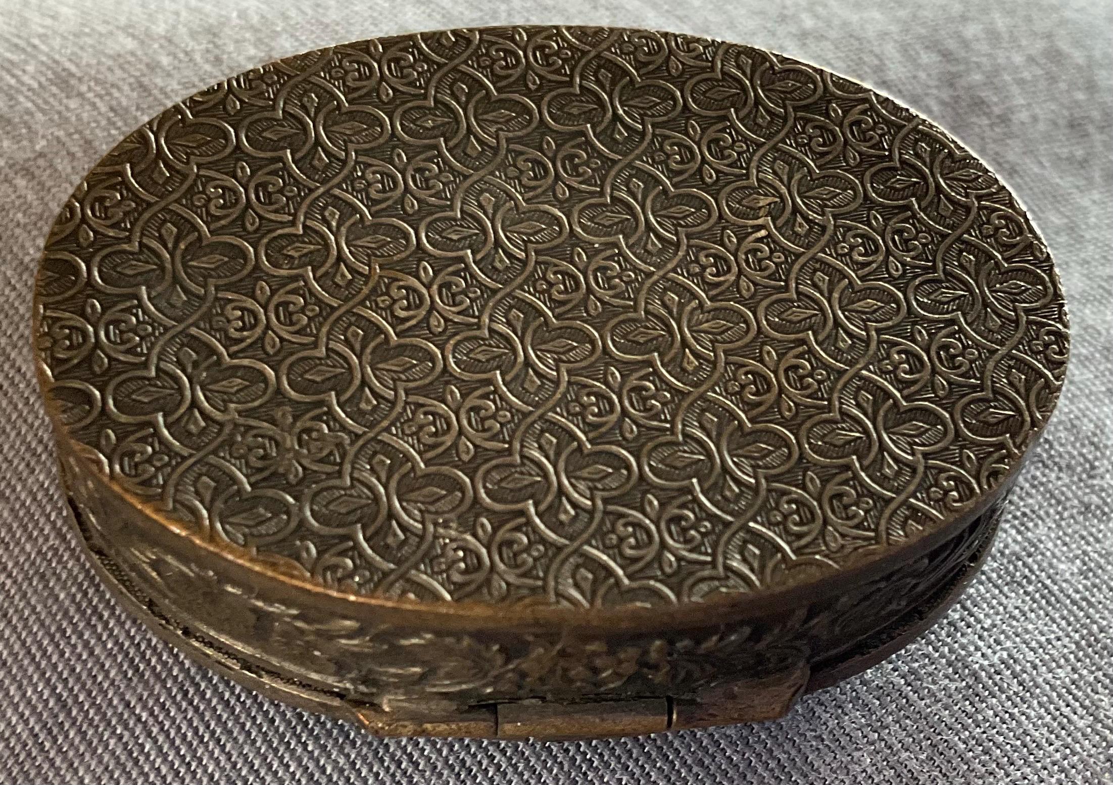 Beautiful Vintage Decorative Compact With Red Stone-like Top. - Etsy
