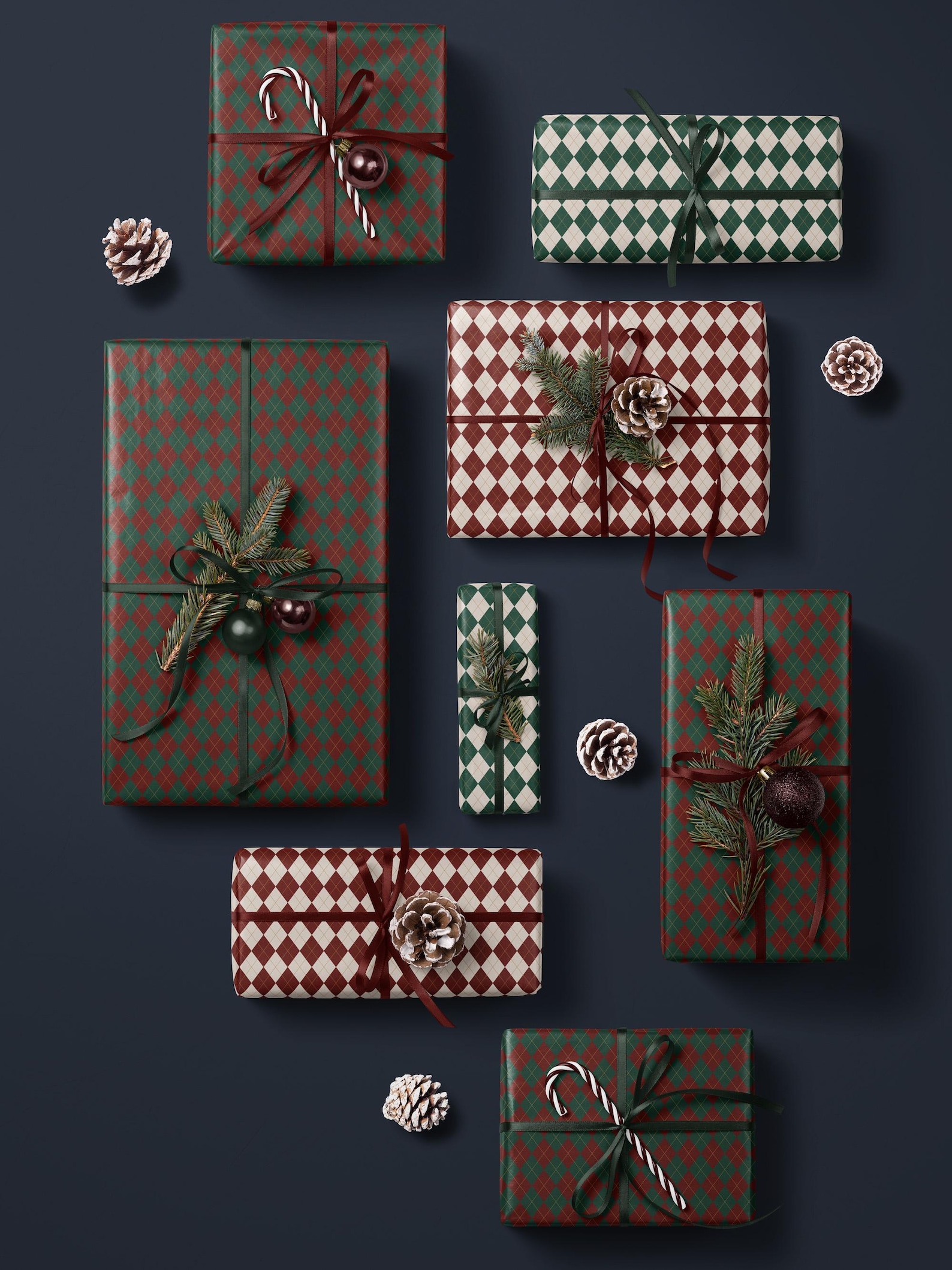 Christmas Present Wrapping Paper Red and Green Paper Holiday Gift Wrap ...