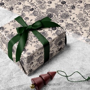 Charming Christmas Wrapping Paper Traditional Holiday Gift Wrap Elegant ...