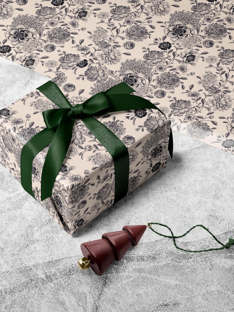 Charming Christmas Wrapping Paper Traditional Holiday Gift Wrap Elegant ...