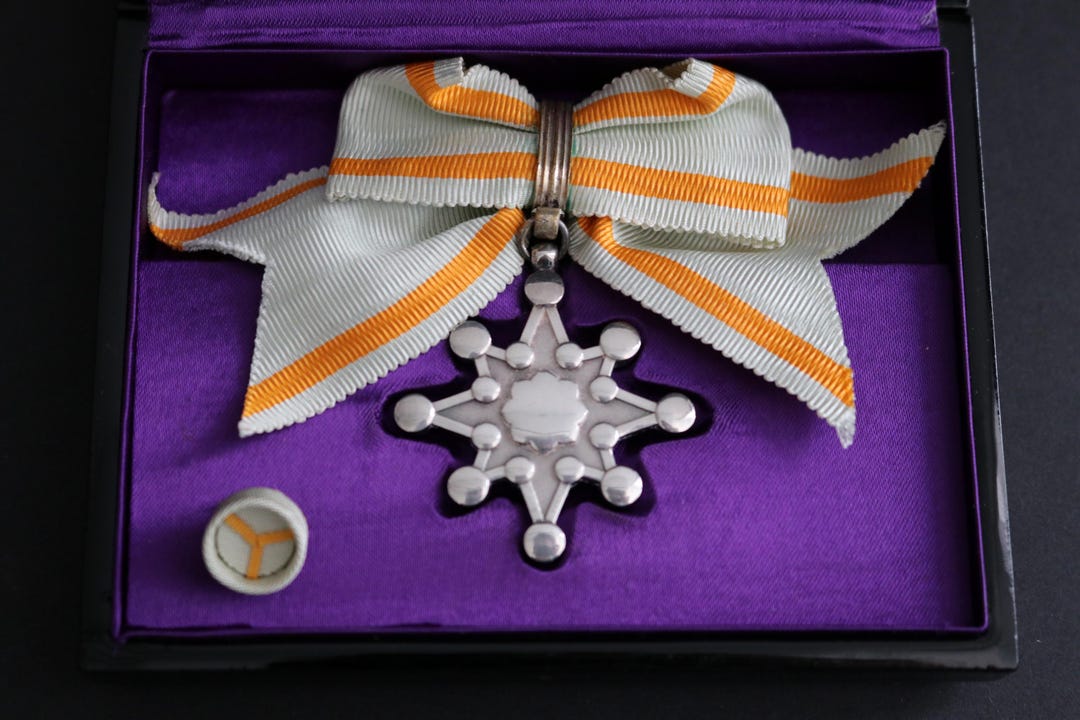 Japanese Sacred Treasure Medal 8th Class for Women With Original Box ...