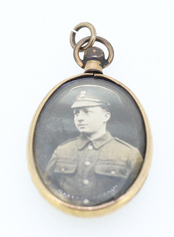 Antique, World War One, 9 carat gold picture locket. - Gem