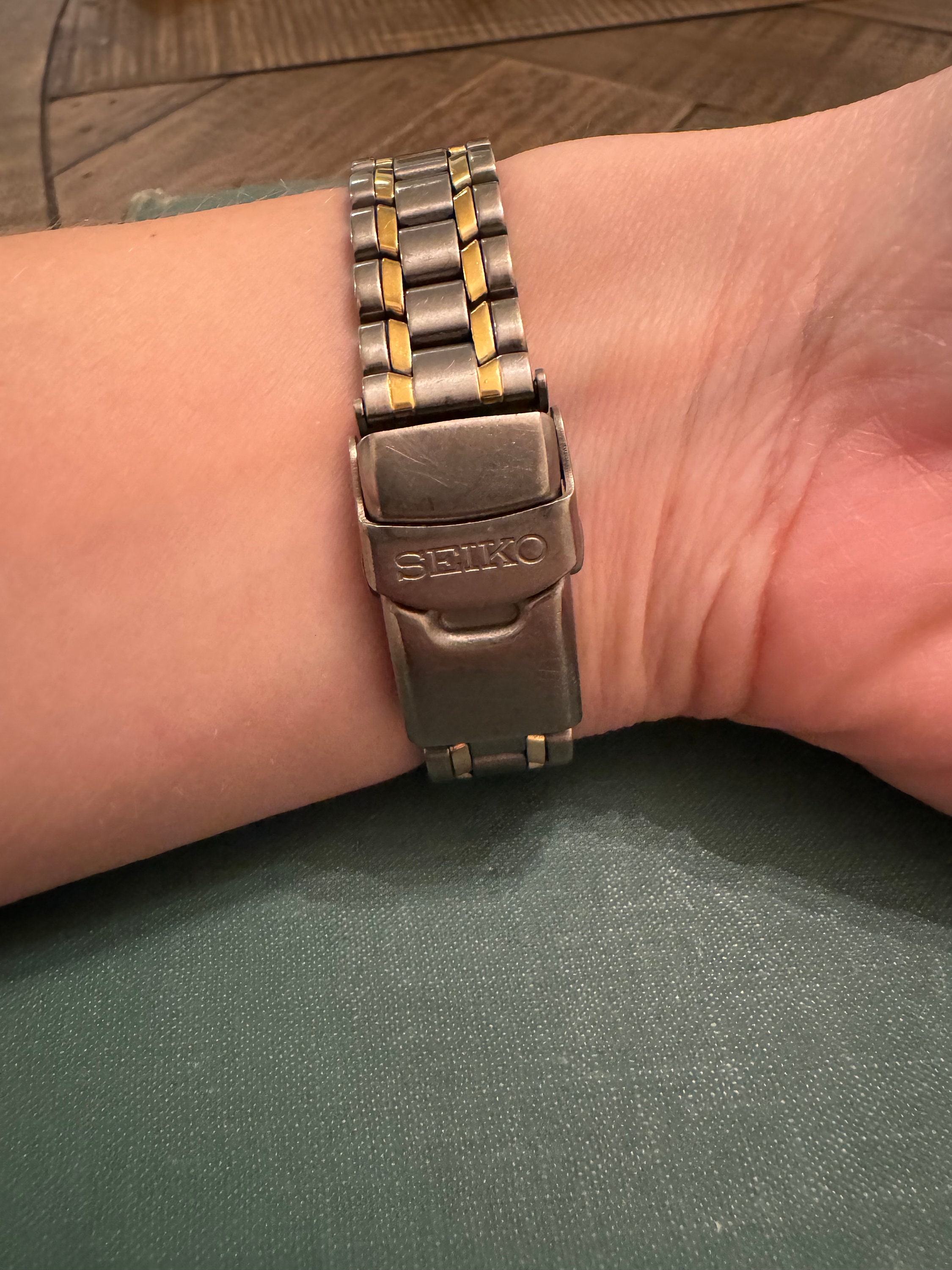 Vintage Women's Seiko Kinetic Sports 100 Titanium Two Tone Vintage Women's Seiko Kinetic Sports 100 Titanium Two Tone