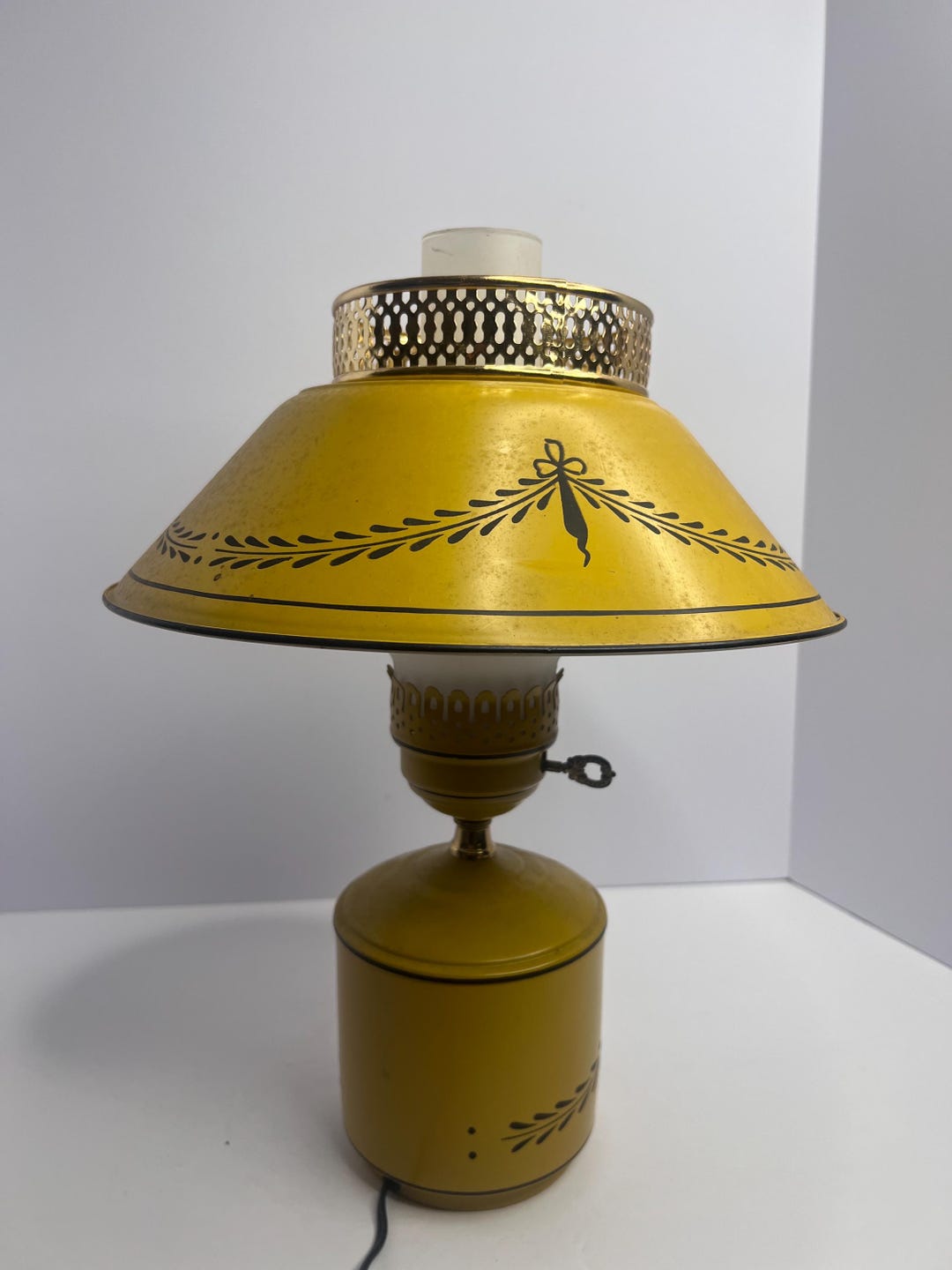 Vintage Toleware Mustard Yellow Metal Table Lamp MCM Desk Nightstand ...