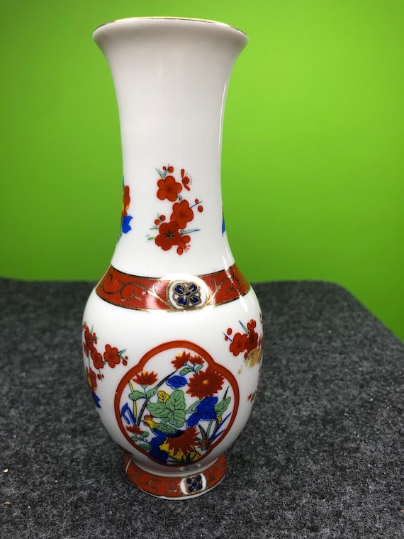 Vintage Hand Painted in Taiwan Porcelain Vase With Classic - Etsy