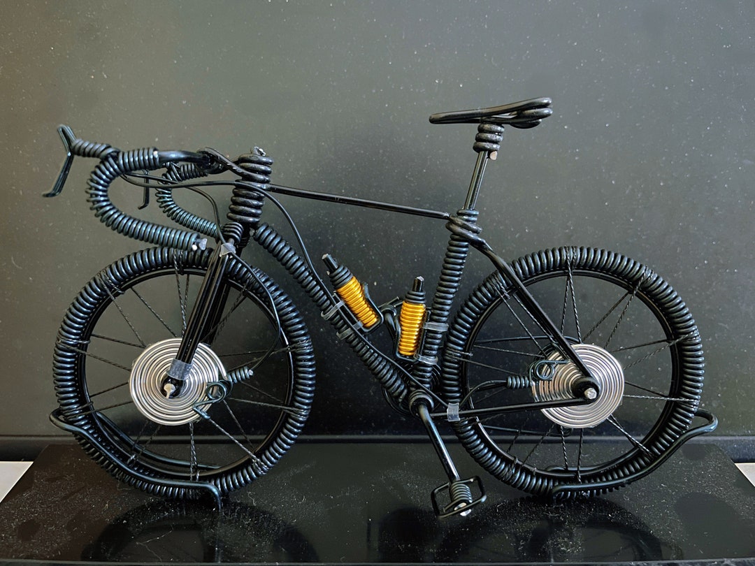 1/10 Scale Wired Bike Model Black Road Bike Model With Bottles and Base ...