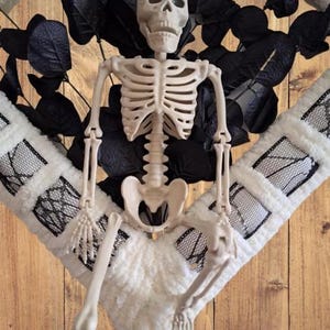 Chunky Yarn Skeleton Halloween Door Decor, Spooky Wall Hanger, Suitable ...