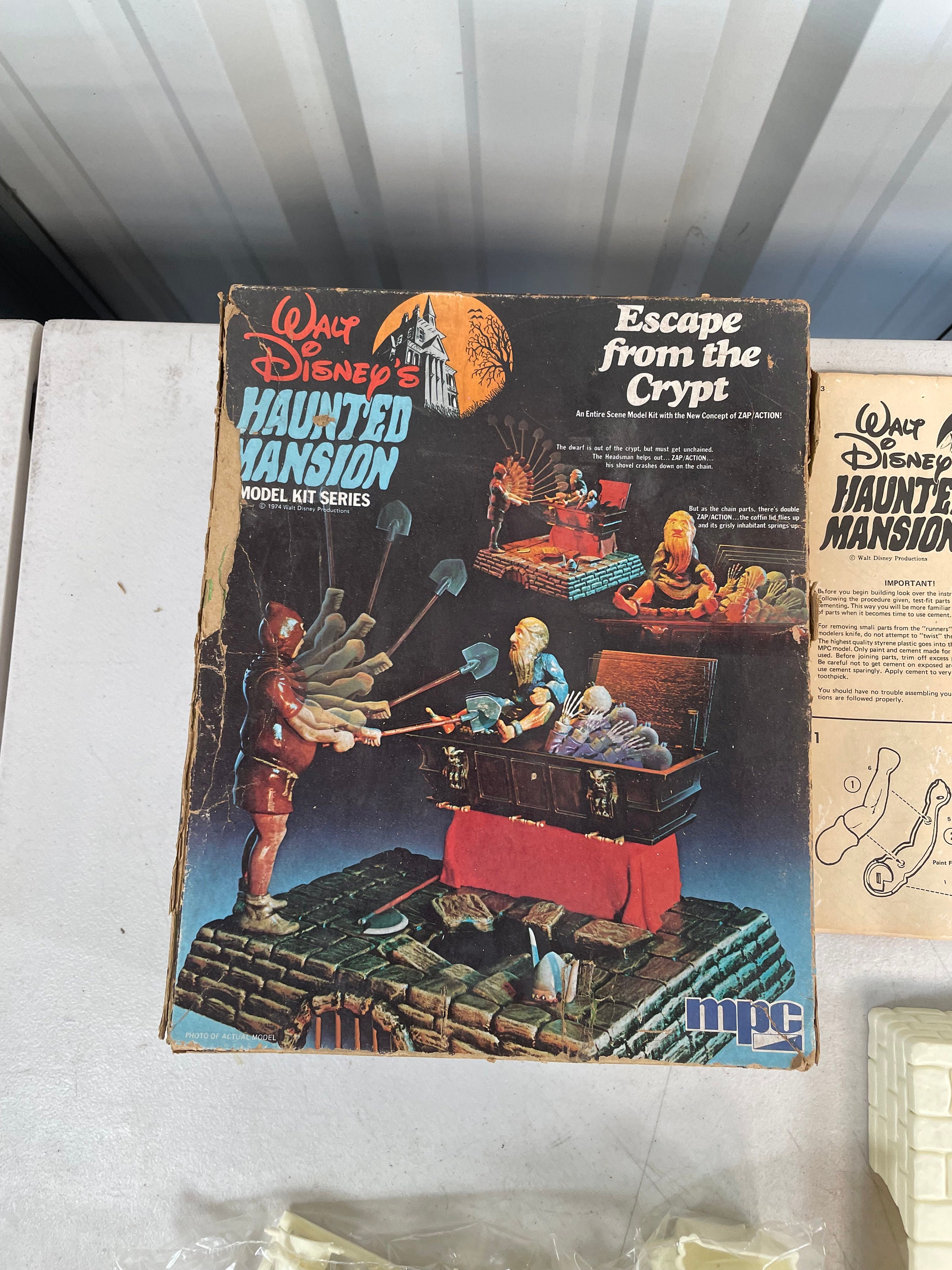Vintage Walt Disney Haunted Manison Model Kit Escape From the Crypt ...