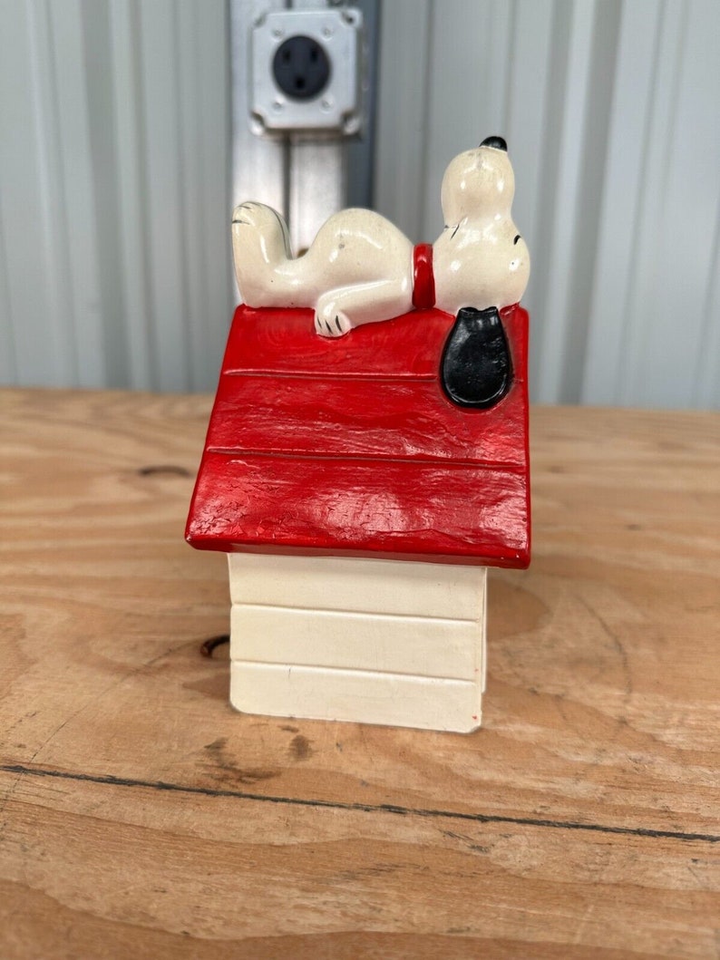 Vintage 1970 Peanuts Ceramic Snoopy Dog House Ceramic Coin Bank Peanuts ...