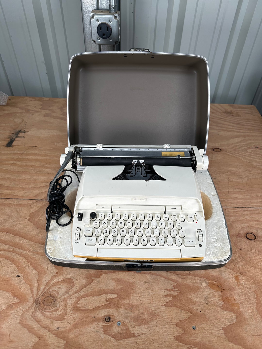 Vintage Sears Roebuck Celebrity Electric Typewriter With Black Carrying ...