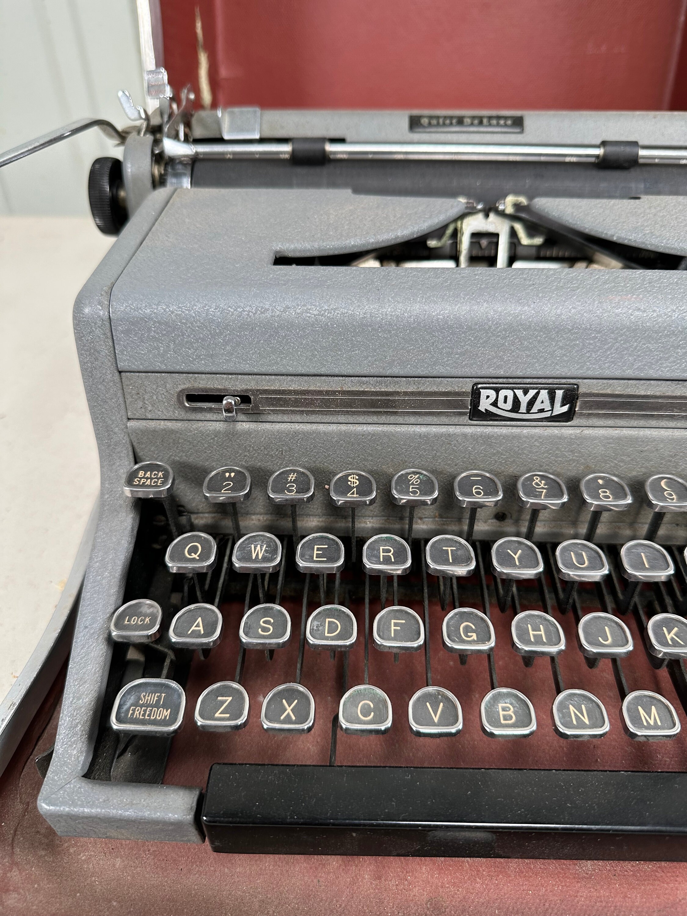 Vintage Royal Quiet Deluxe Manual Typewriter Portable Carrying Case ...