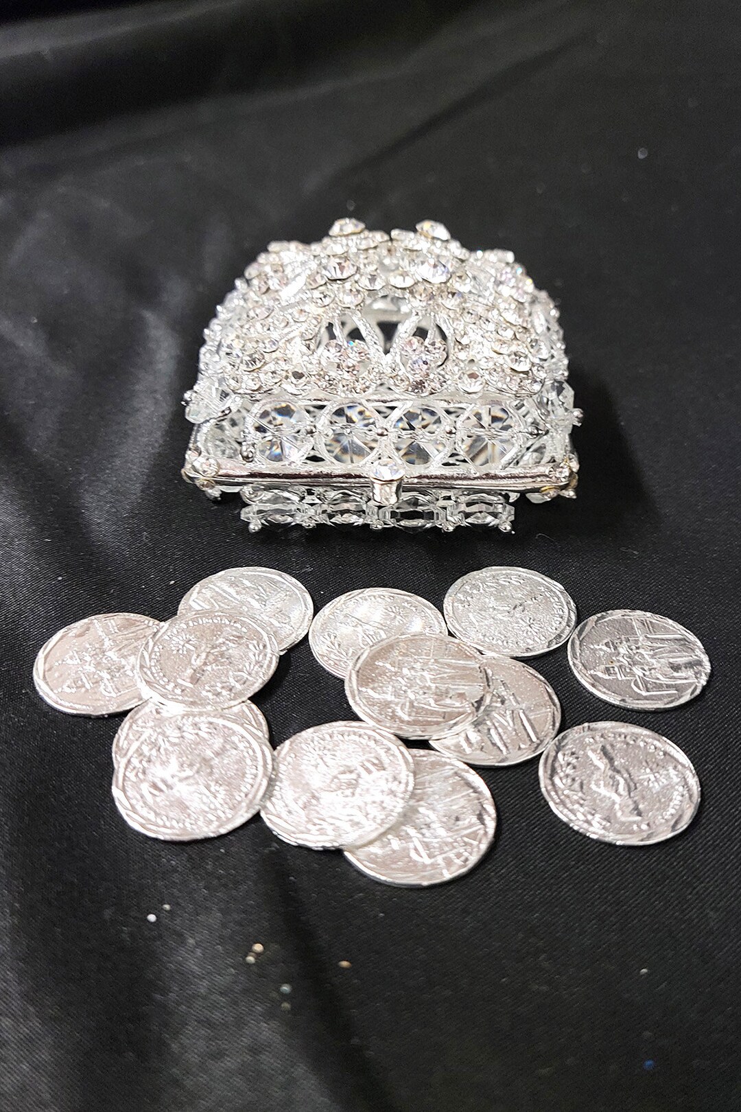 Arras De Boda Wedding Coin Set. Features Crystal Jeweled Metal Box With ...