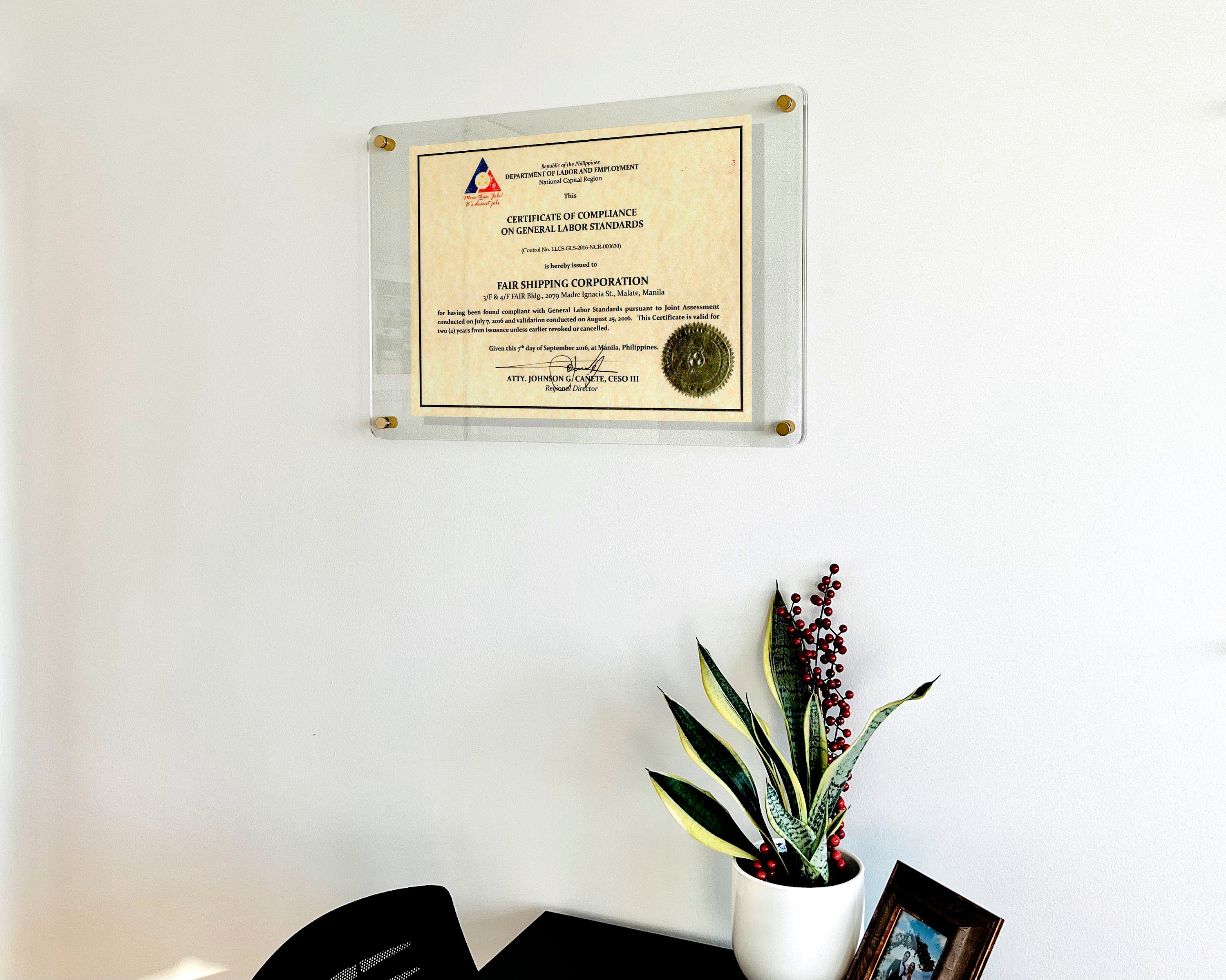 HANG YOUR MEMORIES Frame Wall - Floating Frame, Frameless Frame, Clear ...