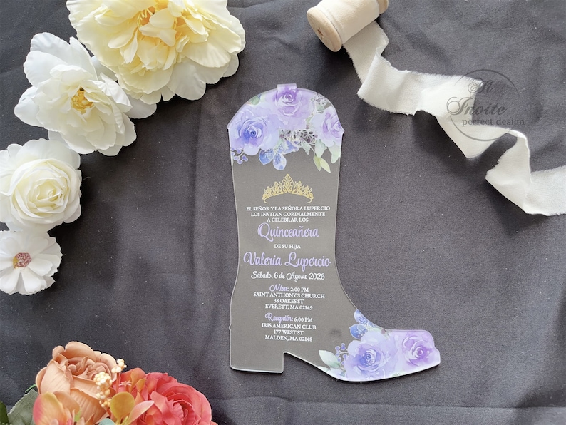 Invitación acrílica de quinceañera con botas violetas y flores ...