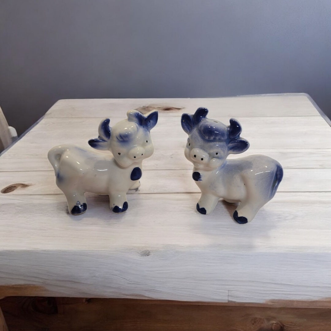 Vintage Ceramic Cobalt Blue & White Cow Salt and Pepper Shaker Set ...