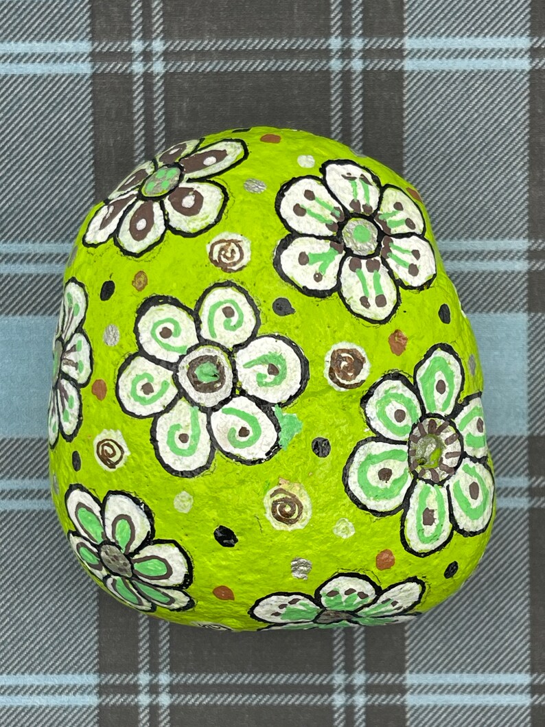 Green Abstract Geometric Design Flowers, Pebble Art, Stone Painting ...