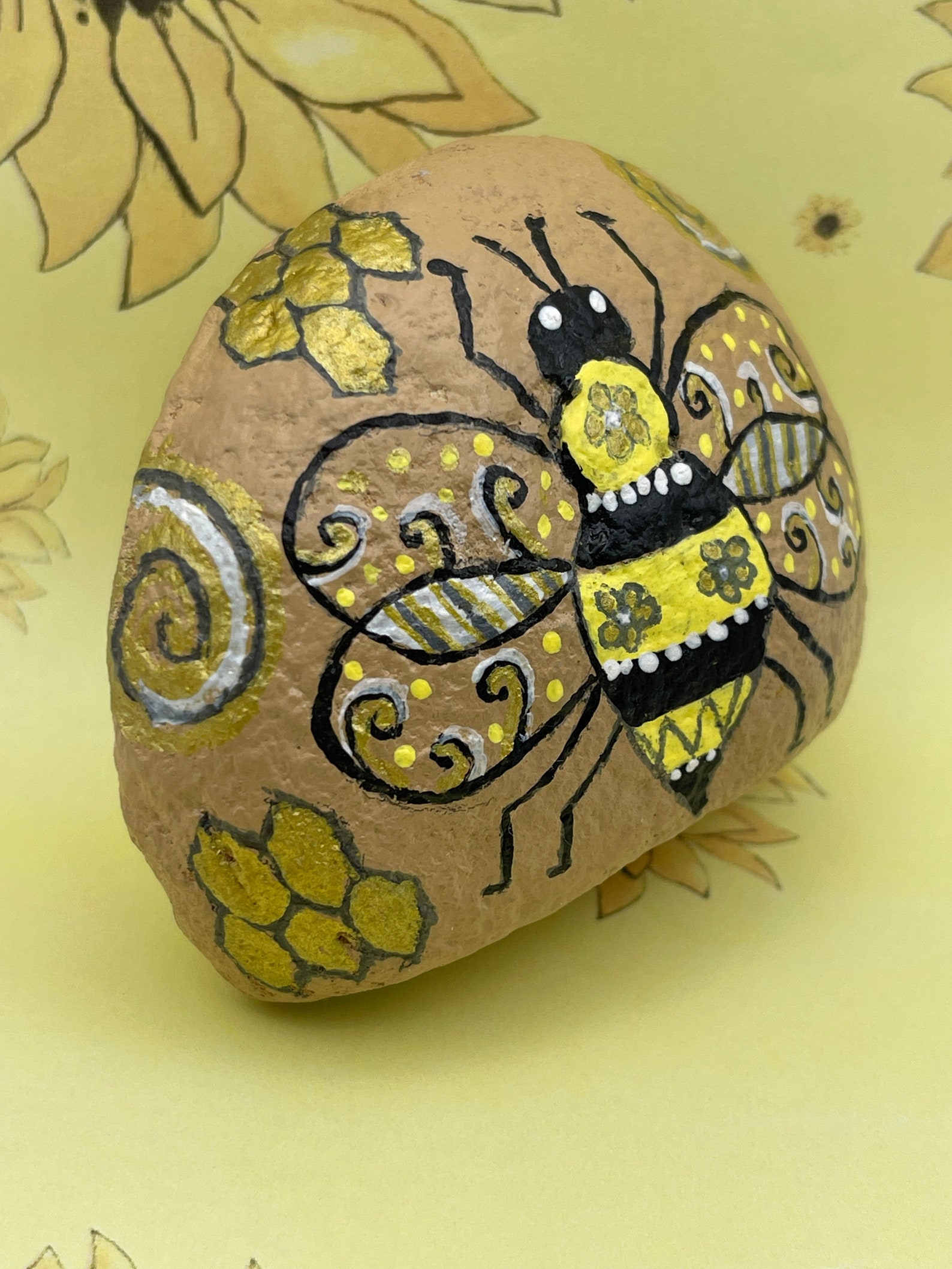 Cute Decorative Bumblebee With Bee Hives, Summer Fun Painted Rock ...