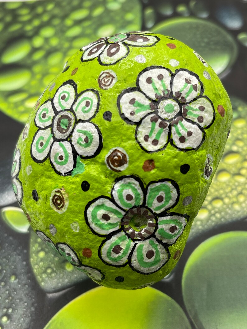 Green Abstract Geometric Design Flowers, Pebble Art, Stone Painting ...
