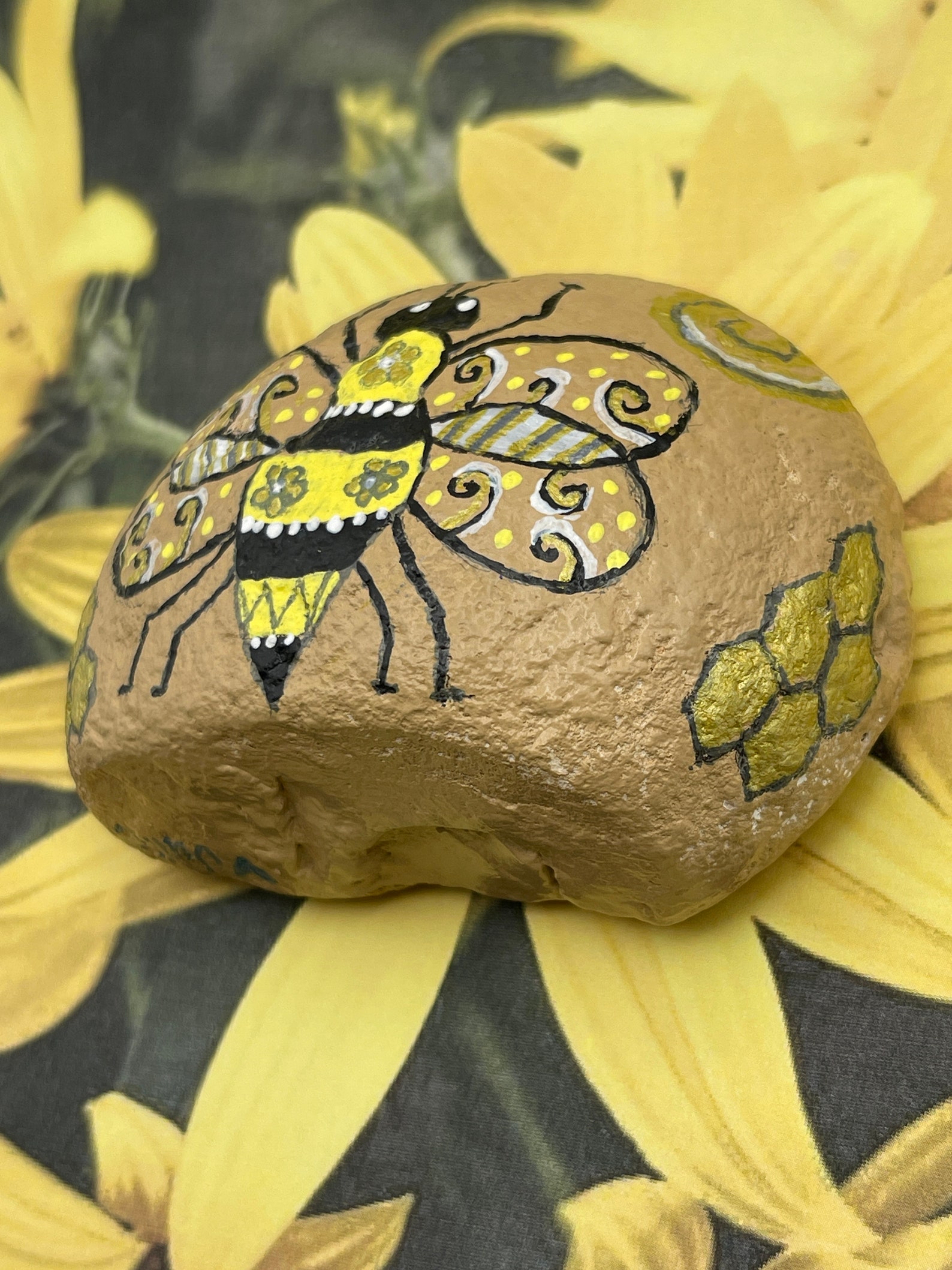 Cute Decorative Bumblebee With Bee Hives, Summer Fun Painted Rock ...