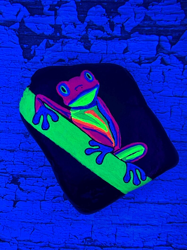 Neon Tree Frog, UV Black Light Painted Rock, Stone Painting - Etsy