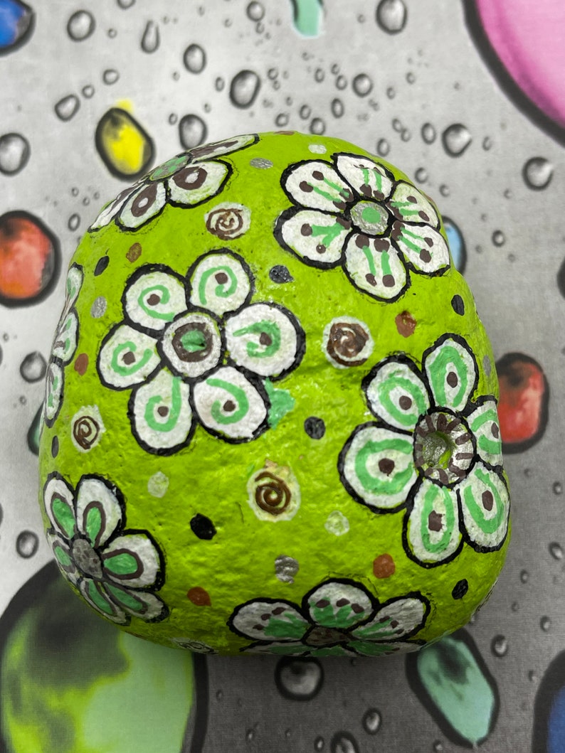 Green Abstract Geometric Design Flowers, Pebble Art, Stone Painting ...