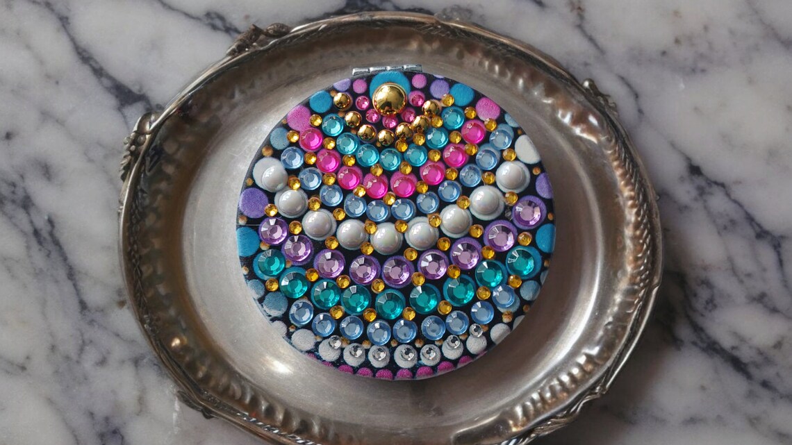 Beautiful Oyster Design, Fully Crystal and Gold, Diamond and Gem ...