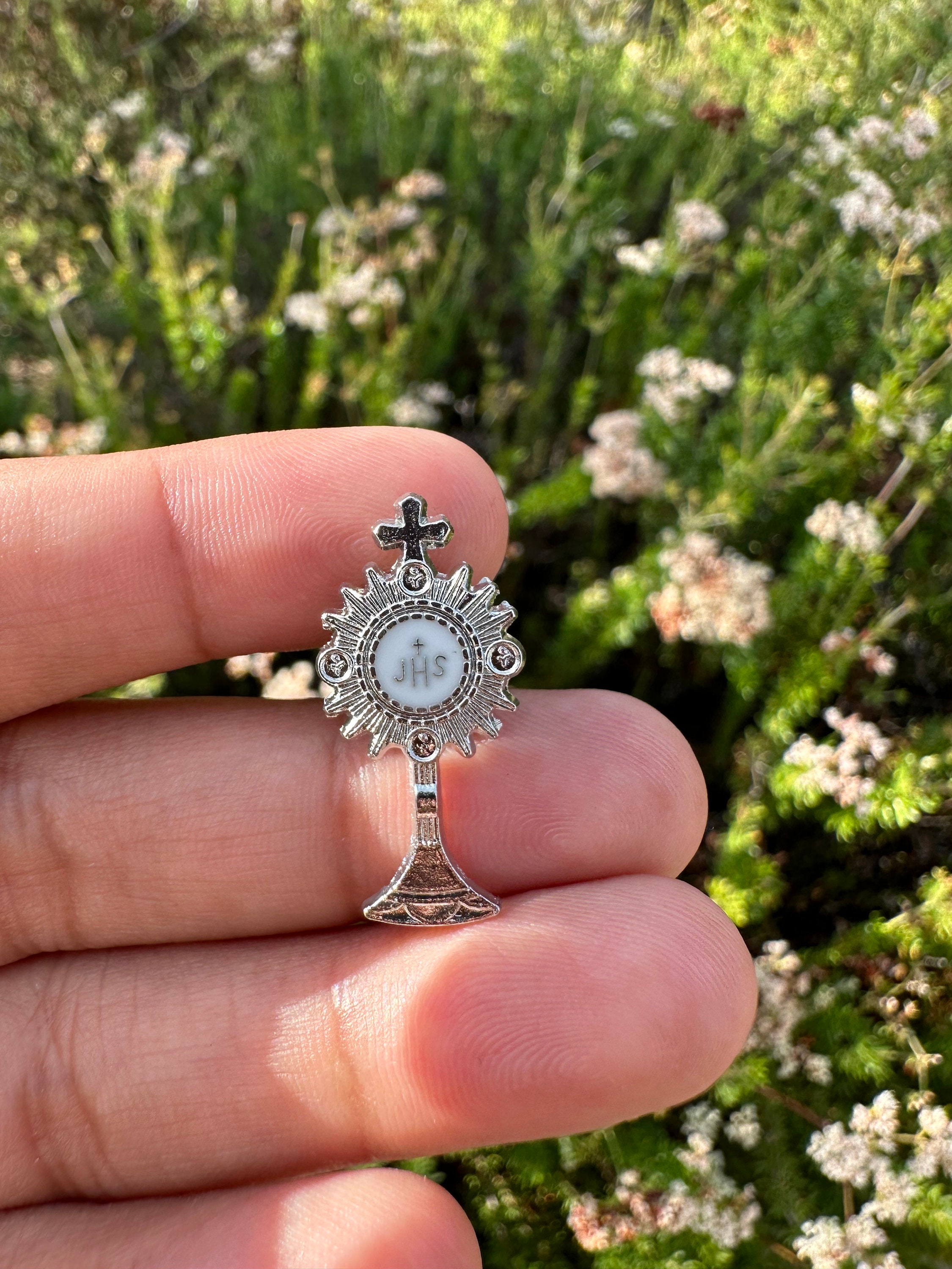 Monstrance Lapel Pin, Eucharist Monstrance, Religious Pin, Small Pin - Etsy