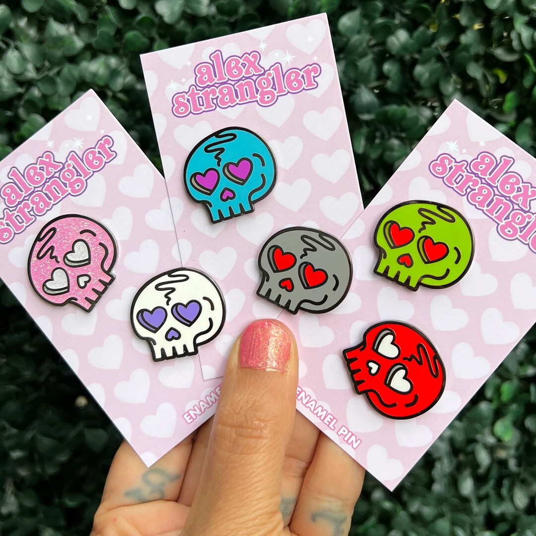 Heart Eyes Skull - Enamel Pin - Etsy