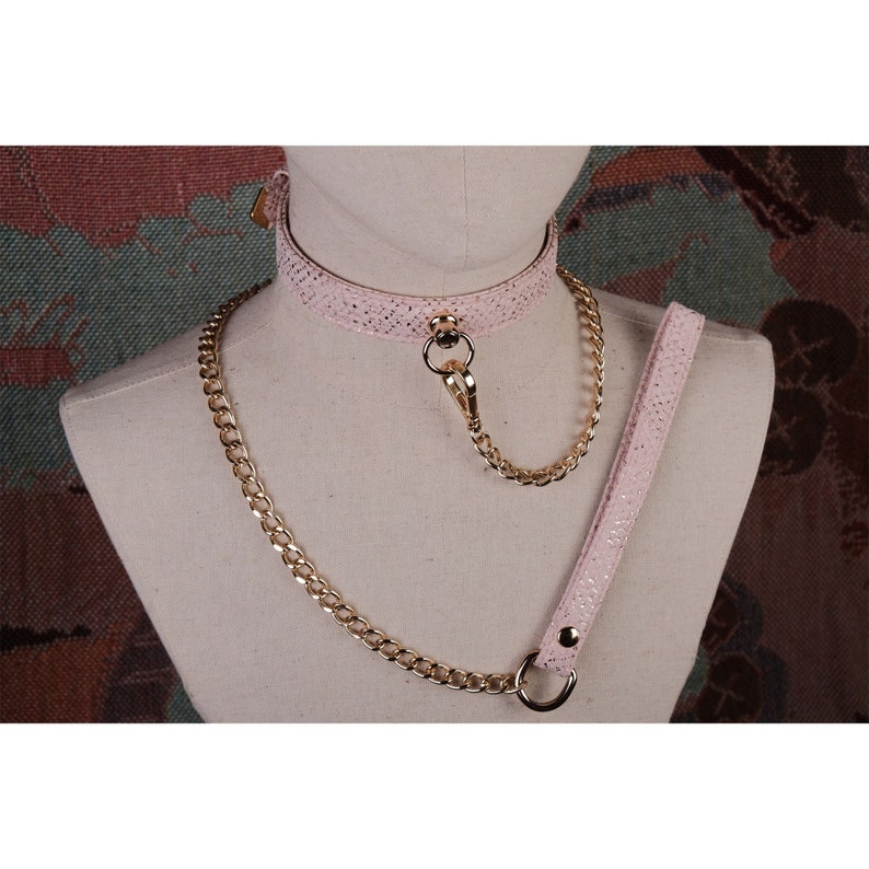 Collare girocollo rosa in pelle vegana e set di catena al guinzaglio ...