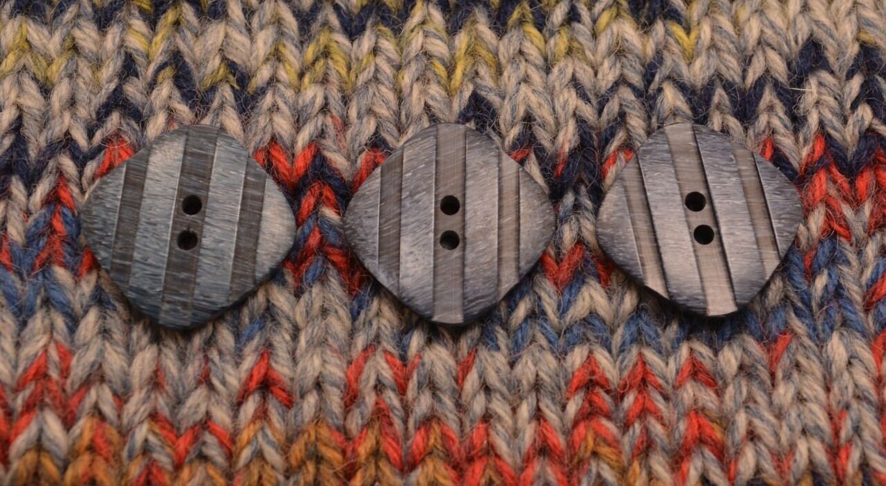 Navy & White Marbled Button With Three Etched Channel Detail – 2-hole ...