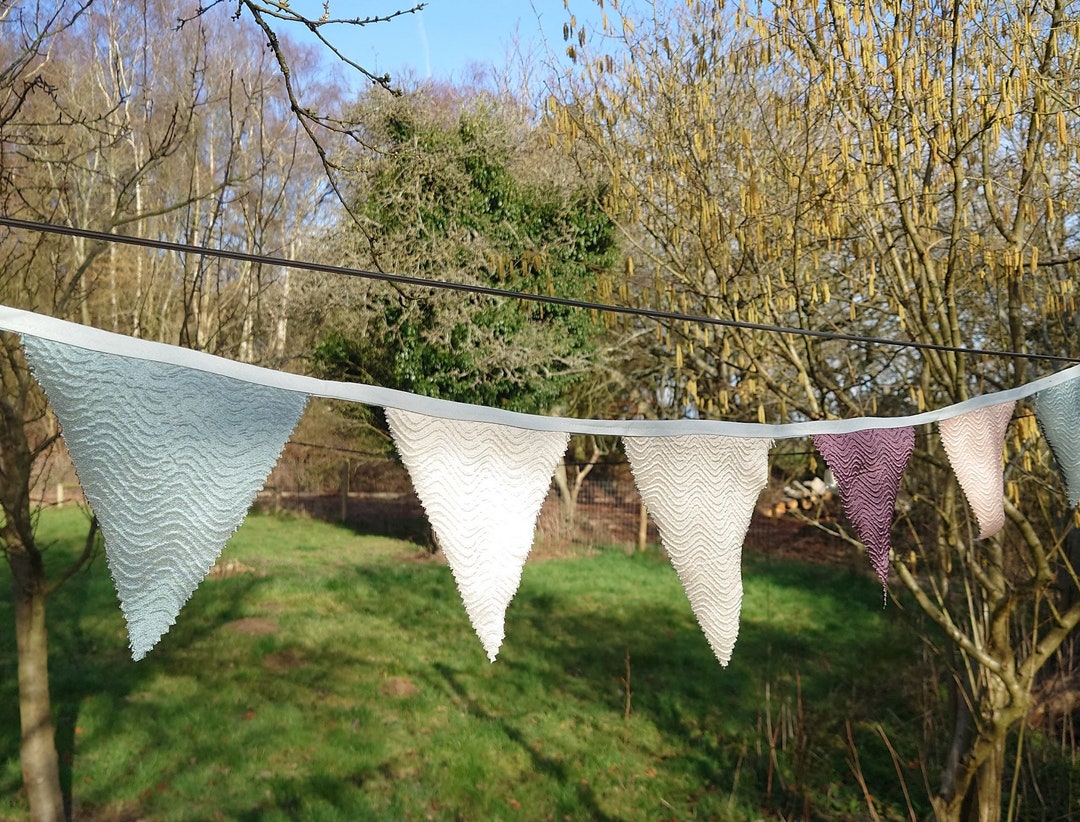 Banderines en colores pastel y morados de material reciclado a una cara ...