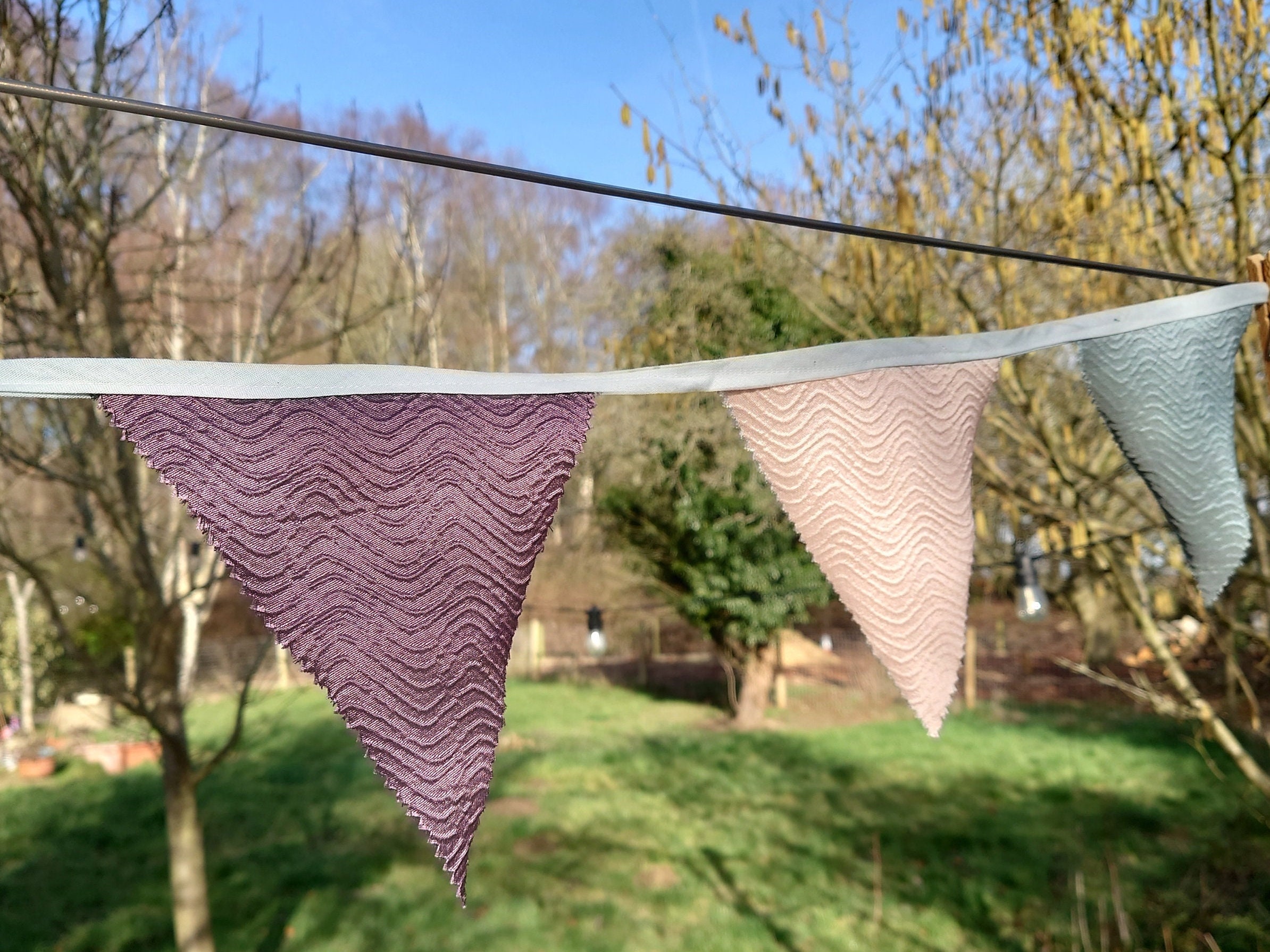 Banderines en colores pastel y morados de material reciclado a una cara ...