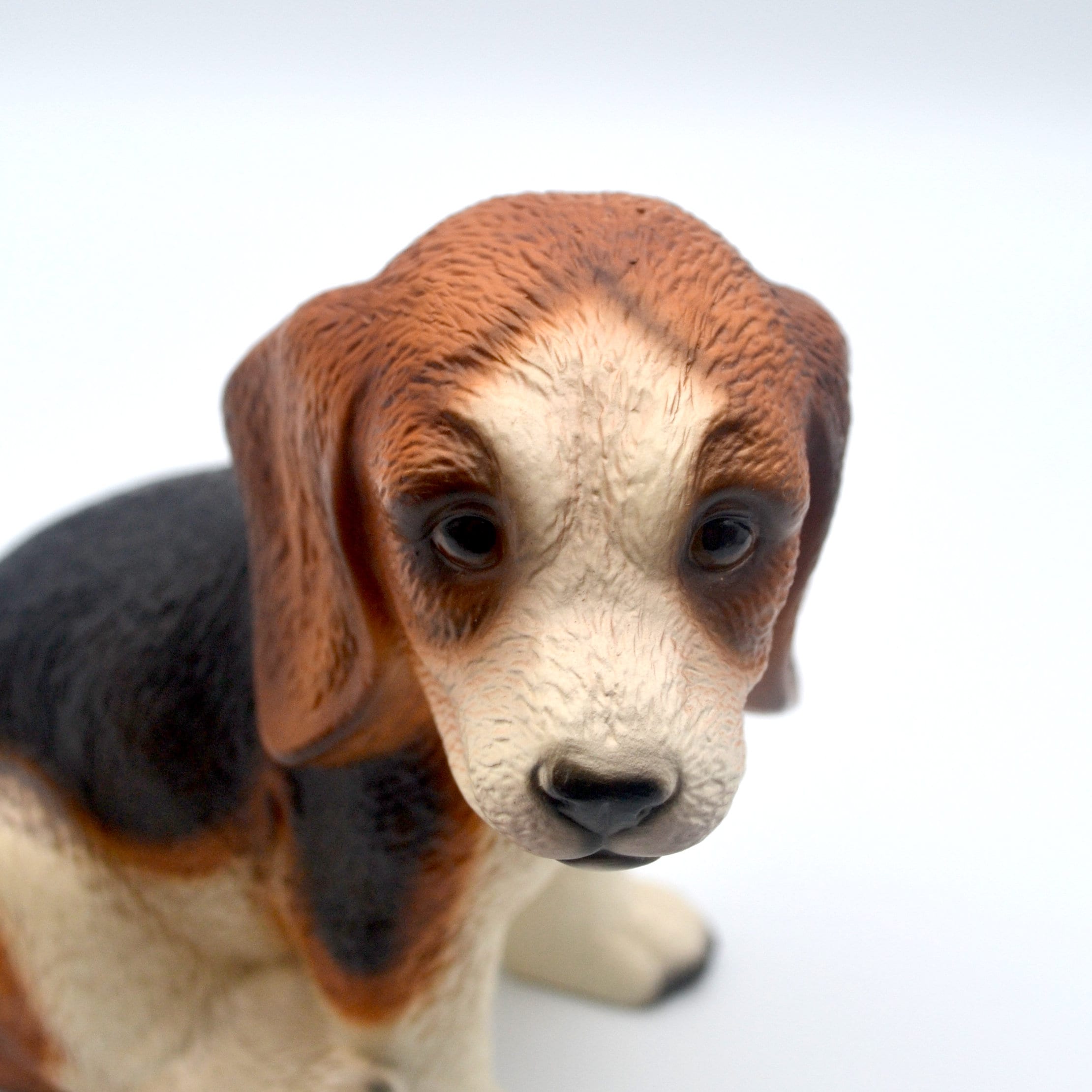 Beagle Dog Figurine / House of Global Art Harvey Knox Kingdom Hand ...