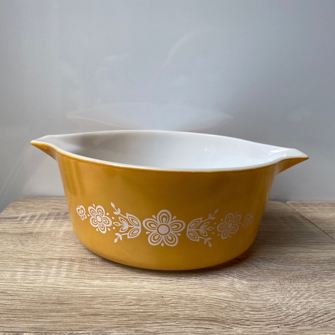 Vintage Pyrex Butterfly Gold Casserole Dish, 2.5 Quart, 1970s Kitchen ...