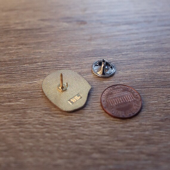 Luchador - Vintage Metal Pin - Gem