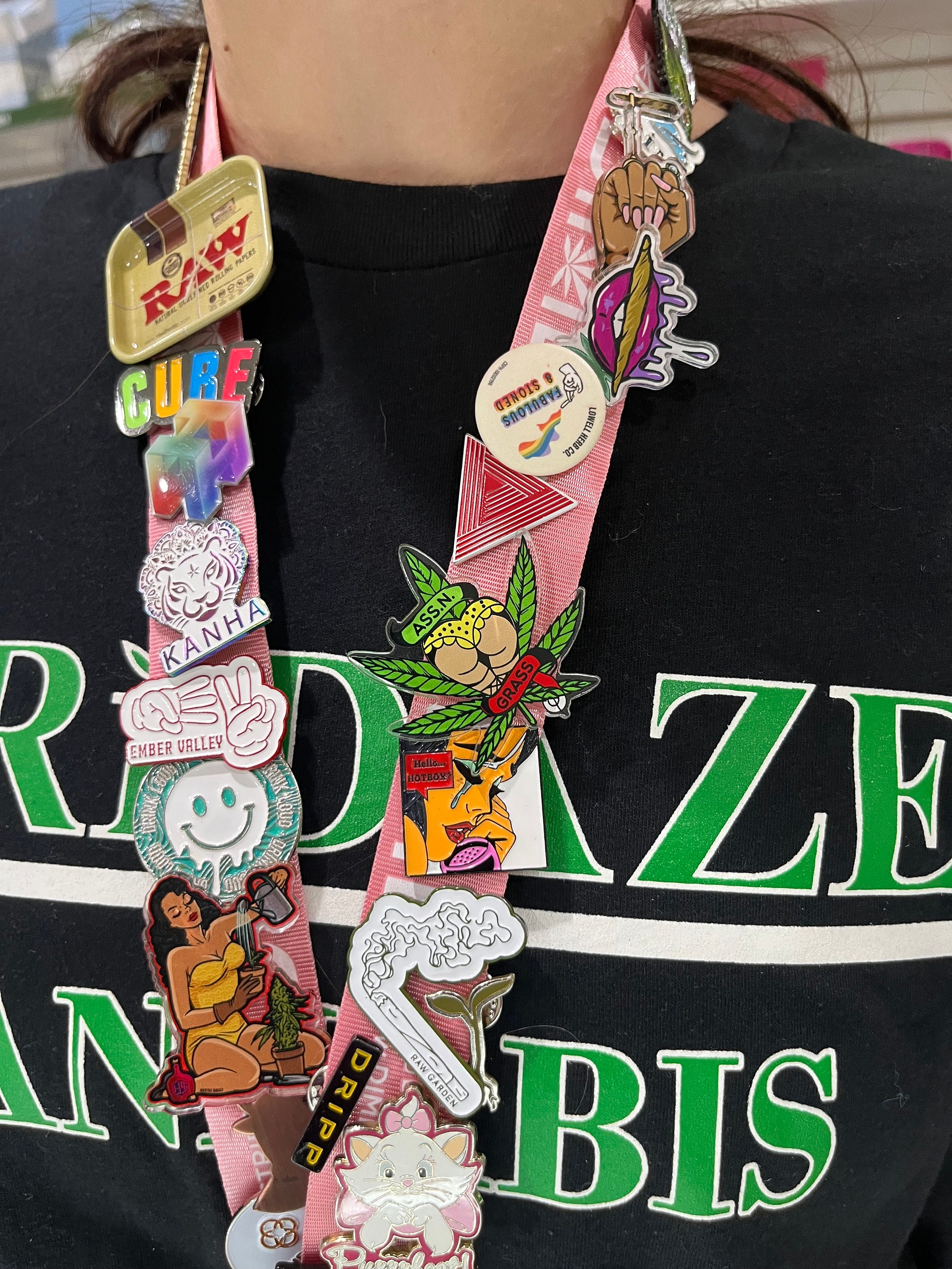 Lips & Blunt Pin - Etsy