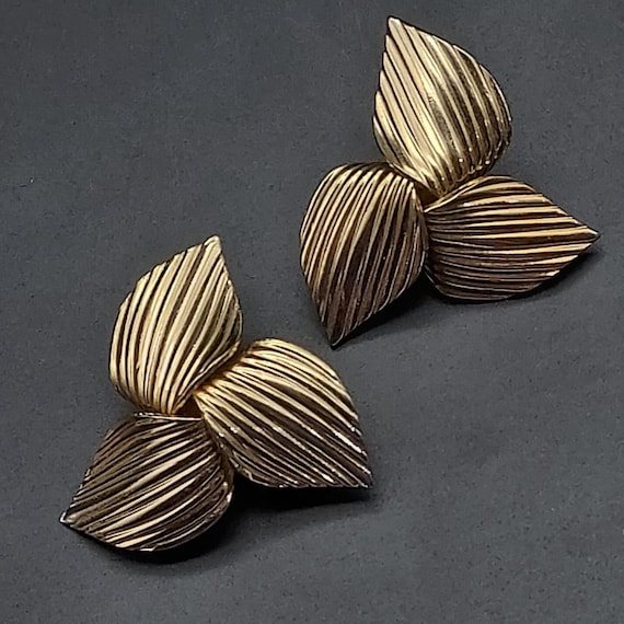 Sarah Coventry Gold Trillium Chunky Clip On Earrings … - Gem