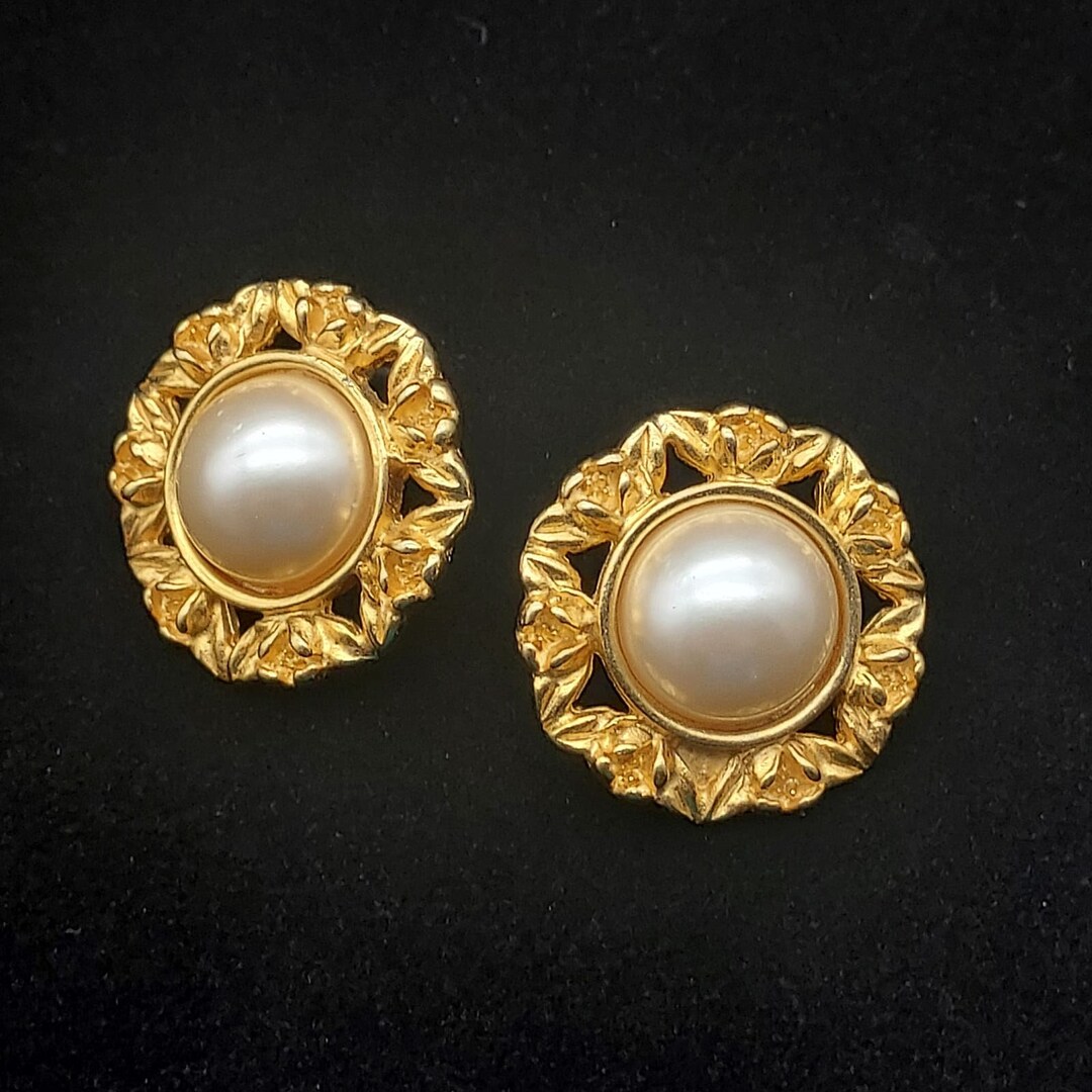 Liz Claiborne Gold Tone Faux Pearl Circle Earrings Pierced Ears Vintage ...