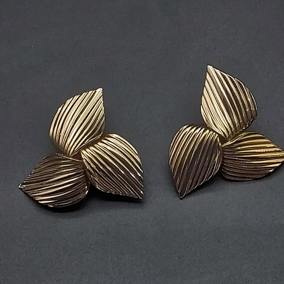 Sarah Coventry Gold Trillium Chunky Clip On Earrings … - Gem