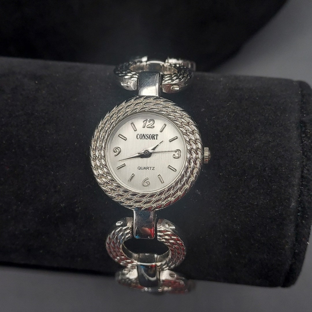 Vintage Consort Women's Wristwatch Quartz Silver Tone Circle Link ...