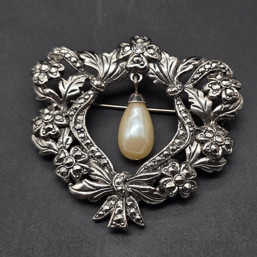 Avon 1990 Romantic Renaissance Brooch Faux Pearl Heart Wreath Gold Tone ...