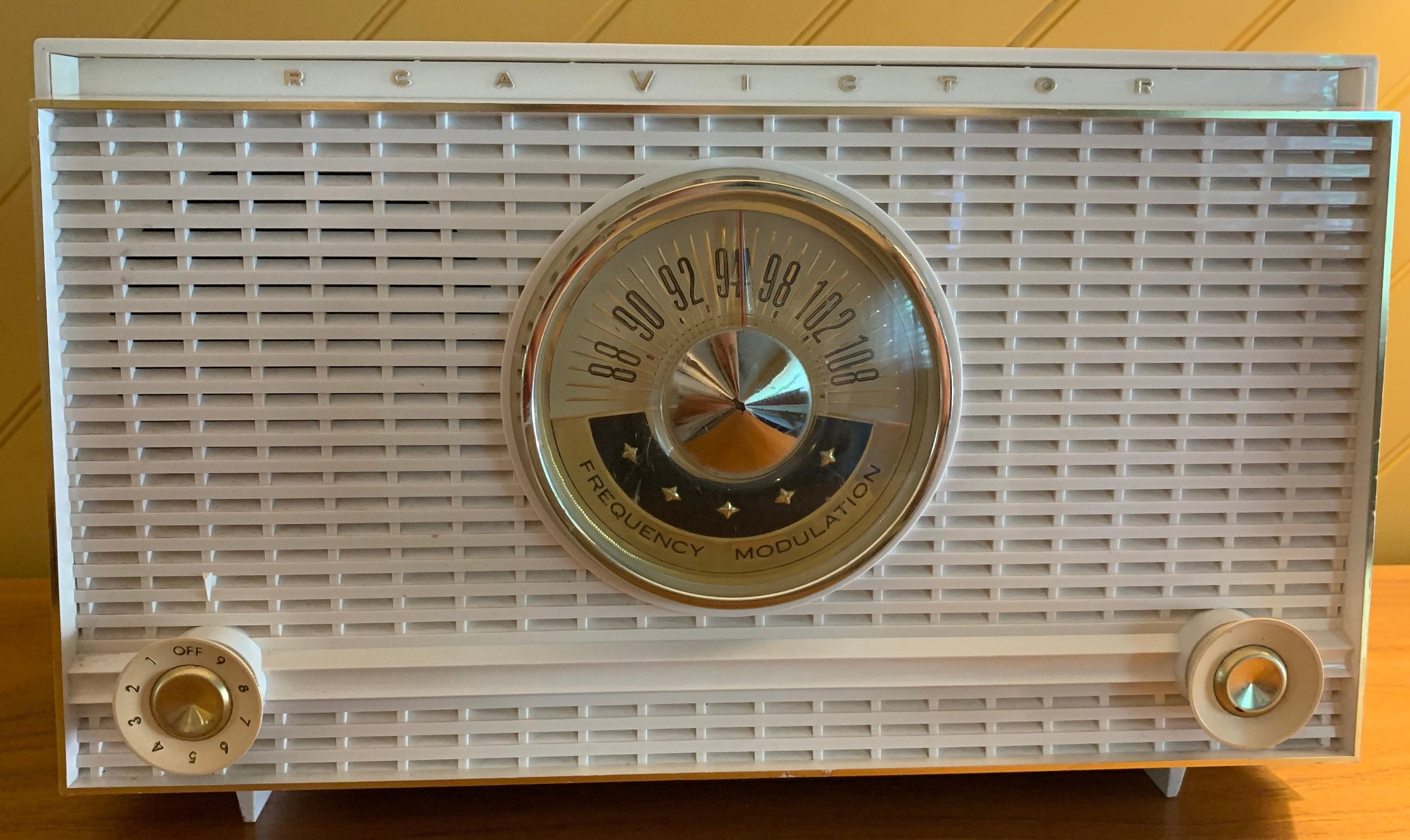 Champagne White 1960s Mid-century RCA Victor Radio Model 1-F-2E: Now a ...