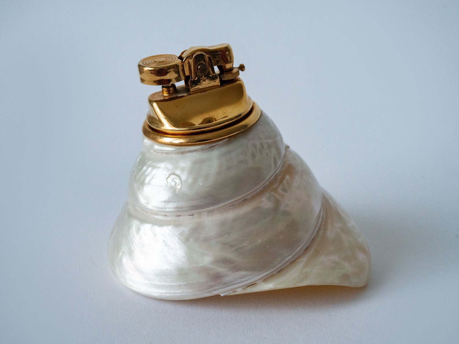Vintage Pearlized Seashell Tabletop Lighter, Mother of Pearl Niloticus ...