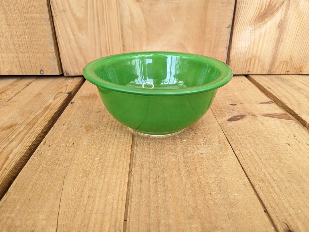 Pyrex 322 1 Liter Green Glass Mixing Bowl With Clear Bottom. 7 Inch ...