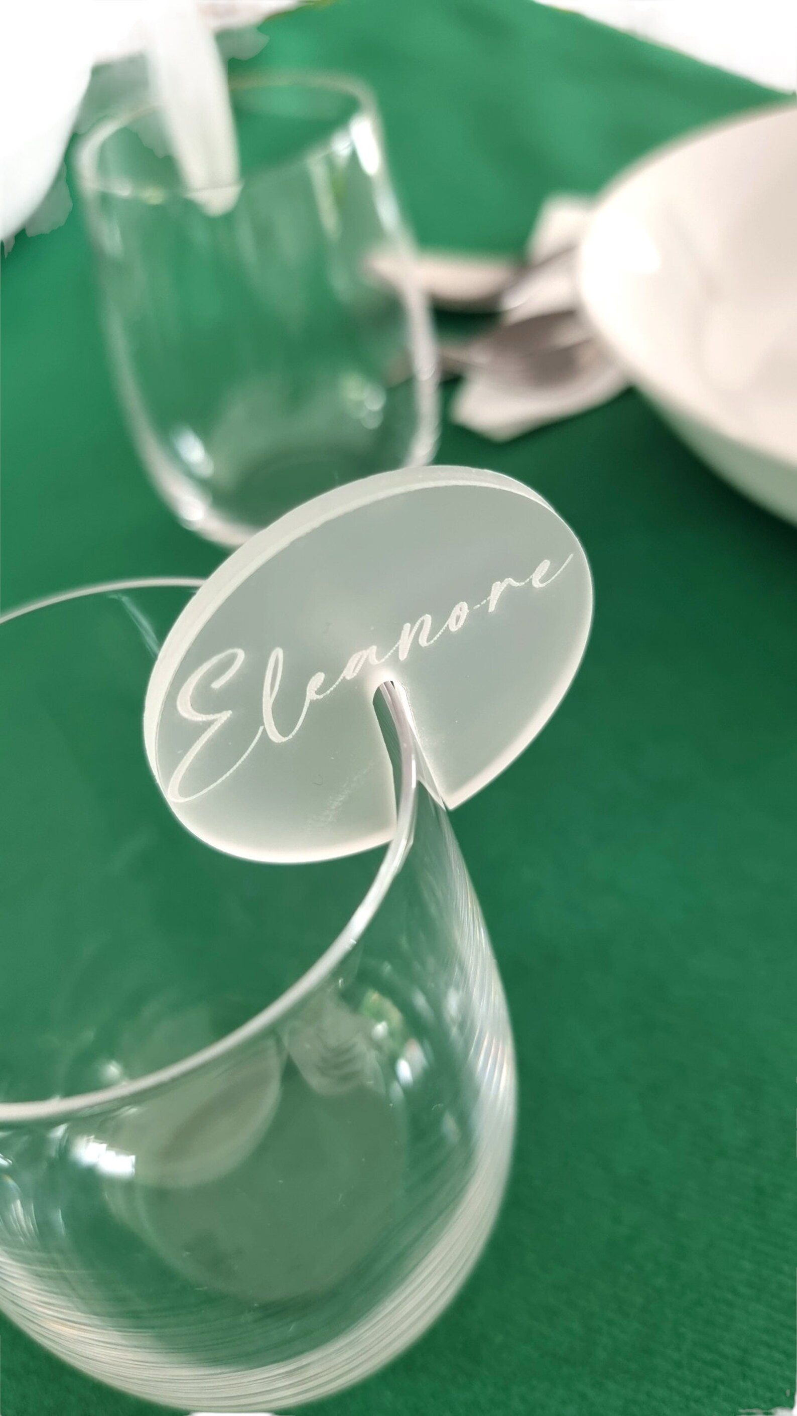Marque verre marque place en plexi sablé avec gravure du prénom pour ...