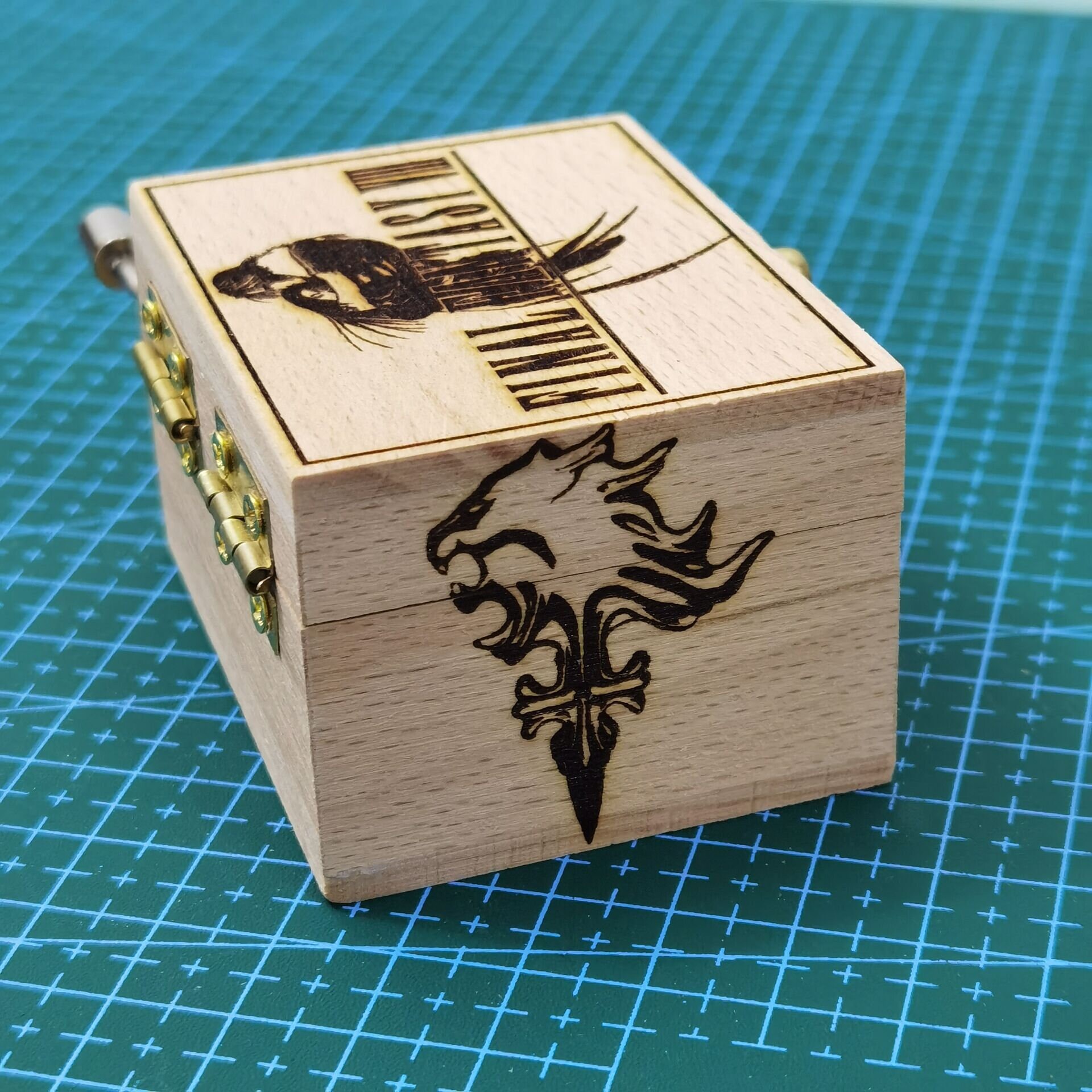 Final Fantasy VIII FF8 Eyes on Me Hand Cranked Wooden Melody Music Box ...
