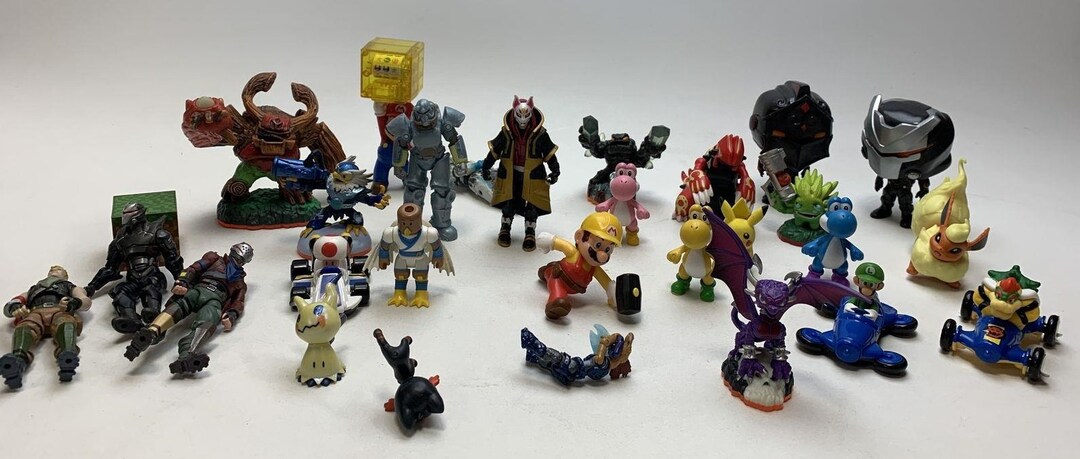 30 Pokemon, Nintendo, POP Funko, Creed, Minions, Skylander, Other ...