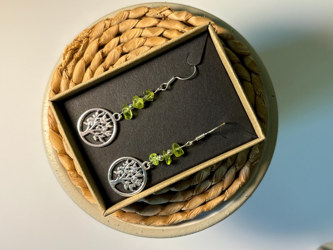 BAUM des LEBENS Ohrringe, versilberte Ohrdrähte, Peridot Chip Detail, Witchy Vibes, Natur ...